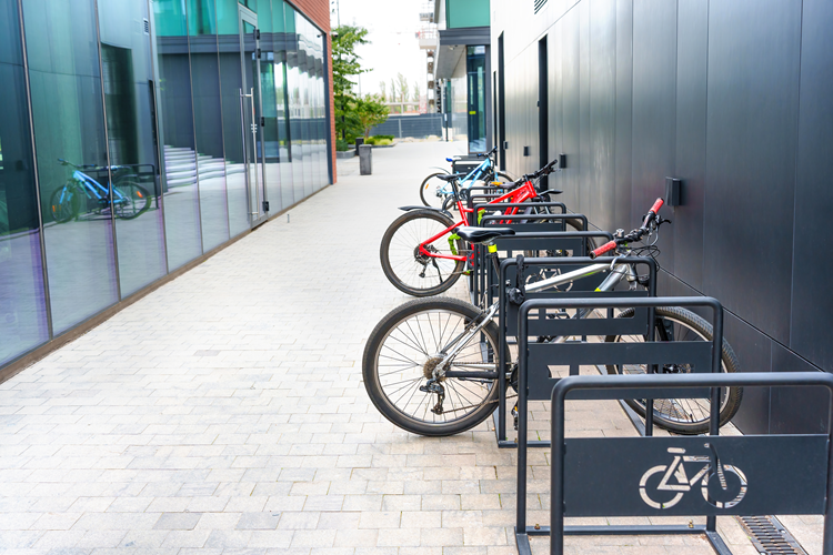 Fiets als alternatief voor ov of auto: 900.000 forenzen wonen op ...